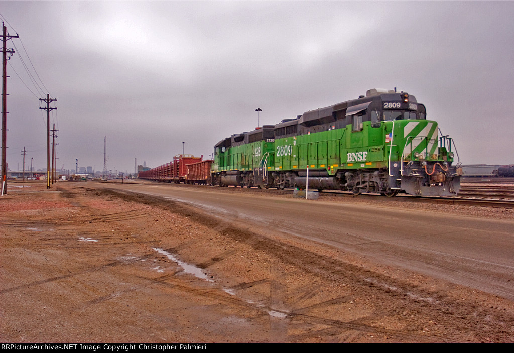 BNSF 2809 and BNSF 2128 Unload Rail